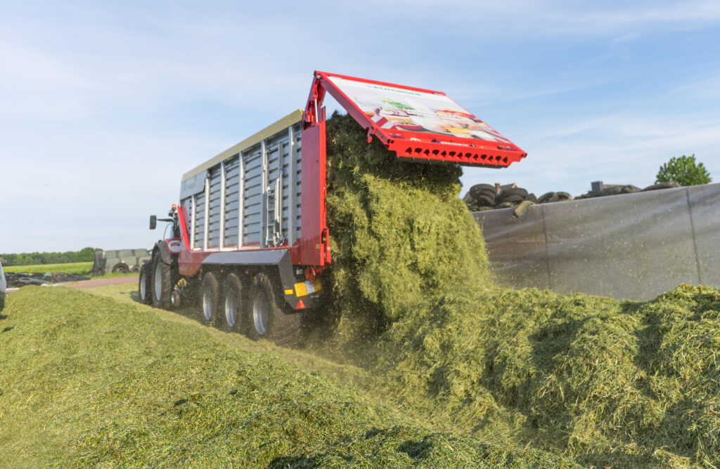 Pöttinger's new loader wagon, the JUMBO 7000, two steps ahead