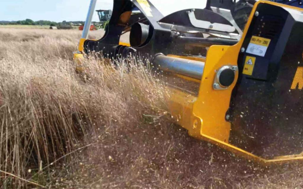 Müthing MU-Pro mulcher flail mower makes light work of linseed | Farm ...